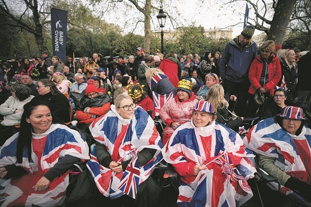 チャールズ英国王の戴冠式70年ぶりパレードに人だかり 王室お金もかかりすぎと反対派も東京新聞デジタル