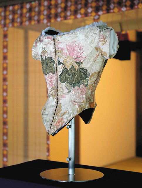 <よみがえる明治のドレス>昭憲皇太后の大礼服 5年かけ修復完了 思い紡がれ 輝き再び:東京新聞デジタル