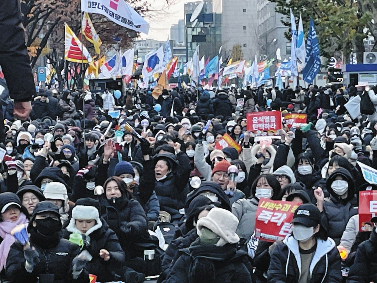 ソウルは「祭り」状態でカオス 大統領の弾劾を望む人と反対する人が15万人 野次馬向けの屋台も出てきた：東京新聞デジタル