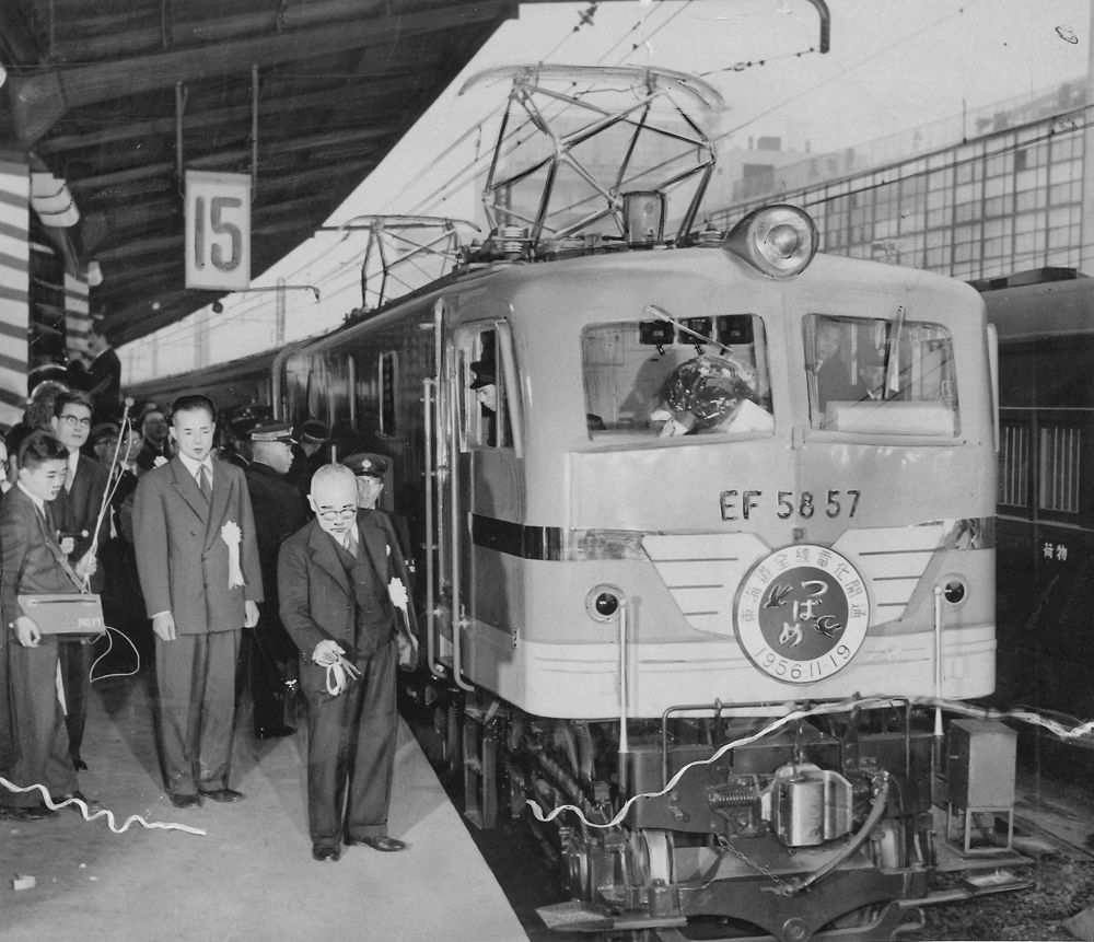 〈東京新聞タイムカプセル 鉄道〉 駅で行われた出発式：東京新聞デジタル