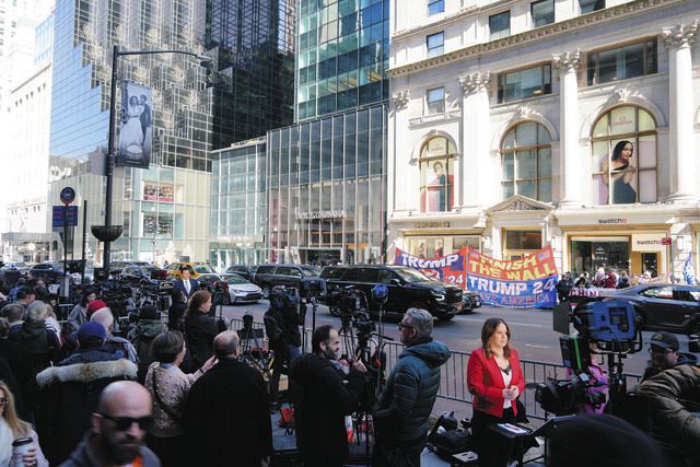 トランプ前大統領が裁判所に出廷へ Ny到着で支持者らと反対派言い争い「事実を見ろ」:東京新聞デジタル
