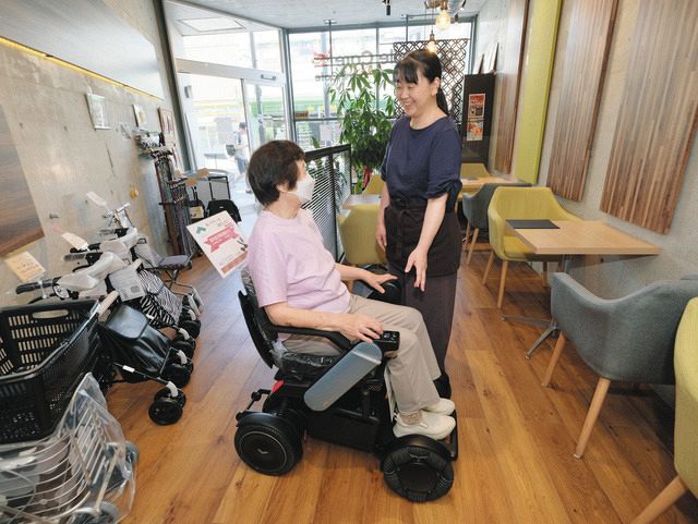 「カフェで試乗できます」電動車いす 高齢化社会に寄り添う店主のユニークな発想と人気のケーキ：東京新聞デジタル